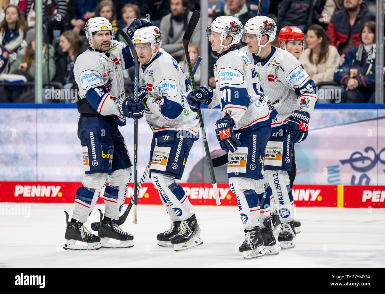 Die Sauerlaender bejubeln mit John Broda (Iserlohn Roosters, #22 ...