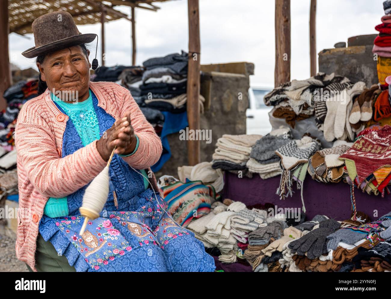 Portrait of an elderly Peruvian woman Stock Photo - Alamy