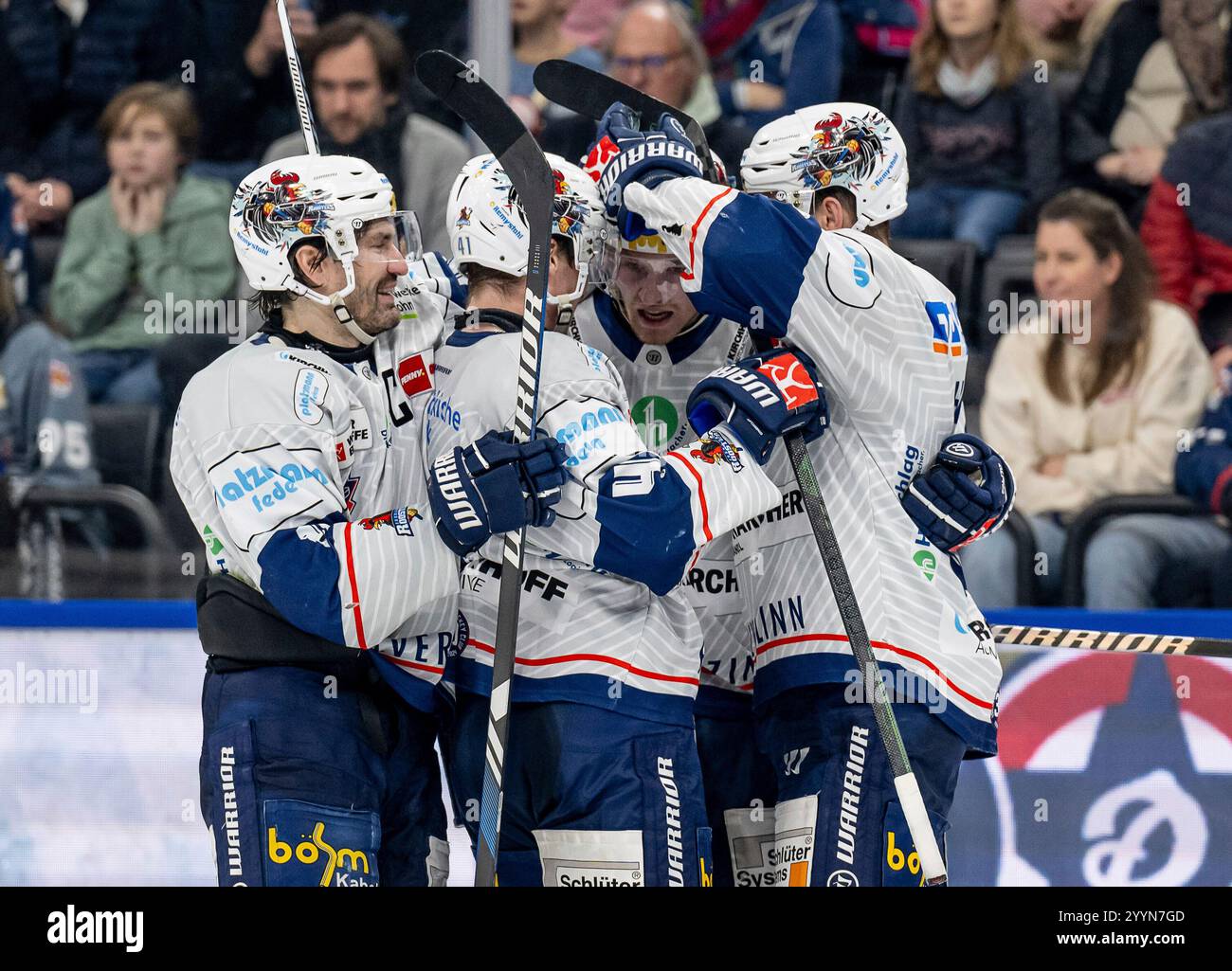 Muenchen, Deutschland. 22nd Dec, 2024. Die Sauerlaender bejubeln mit ...