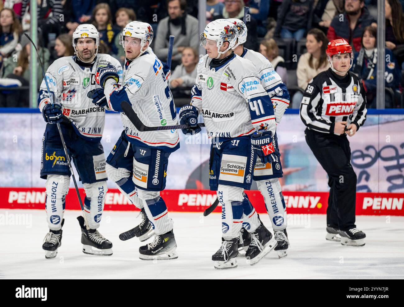 Die Sauerlaender bejubeln mit John Broda (Iserlohn Roosters, #22 ...