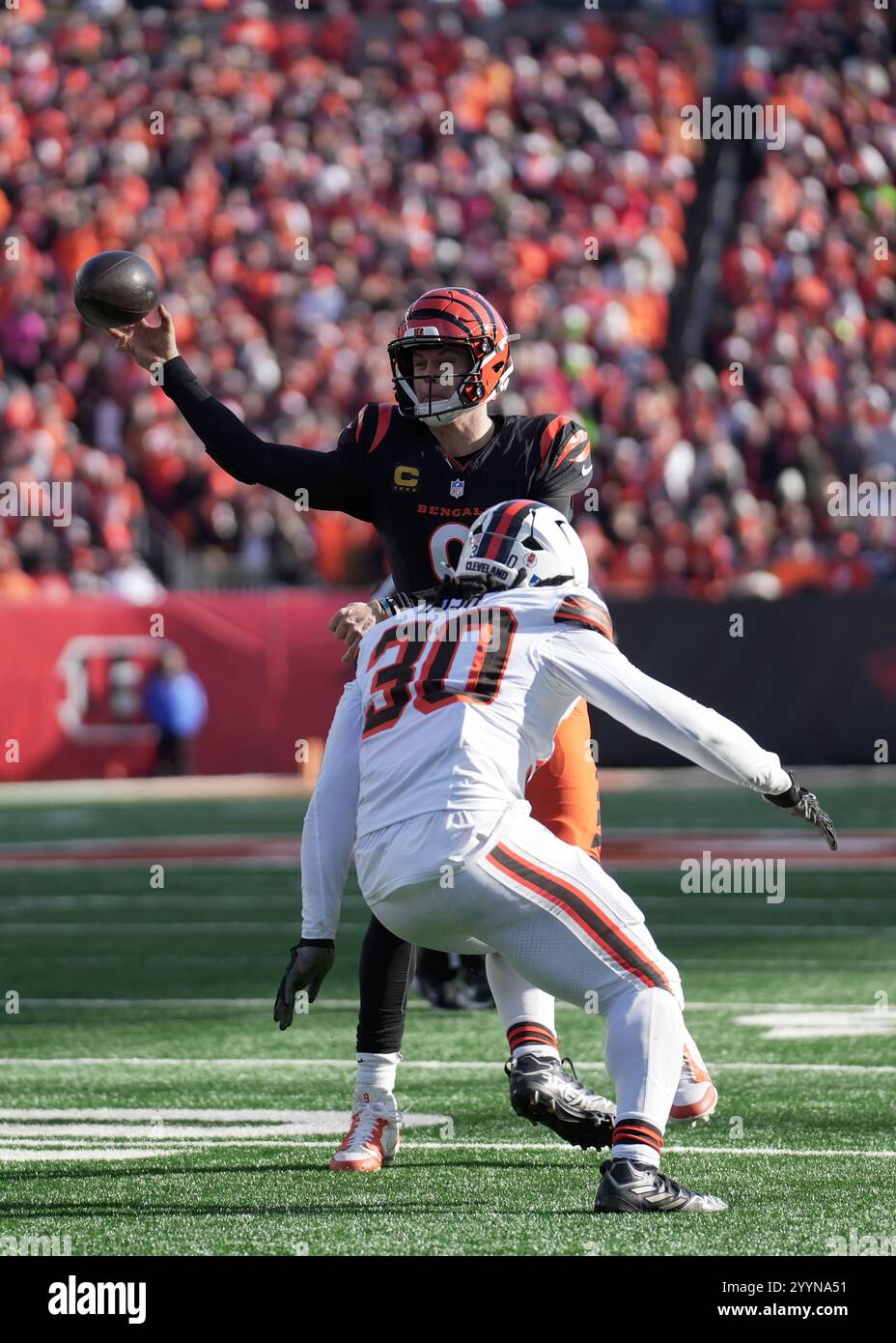 Cincinnati Bengals quarterback Joe Burrow (9) throws while under ...