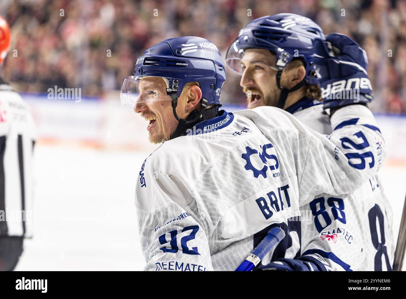 Marcel Brandt (Straubing Tigers, #92) und JC Lipon (Straubing Tigers ...