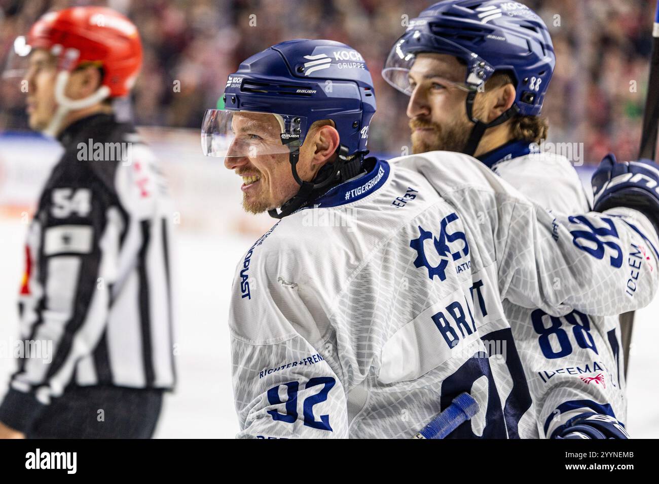 Marcel Brandt (Straubing Tigers, #92) und JC Lipon (Straubing Tigers ...