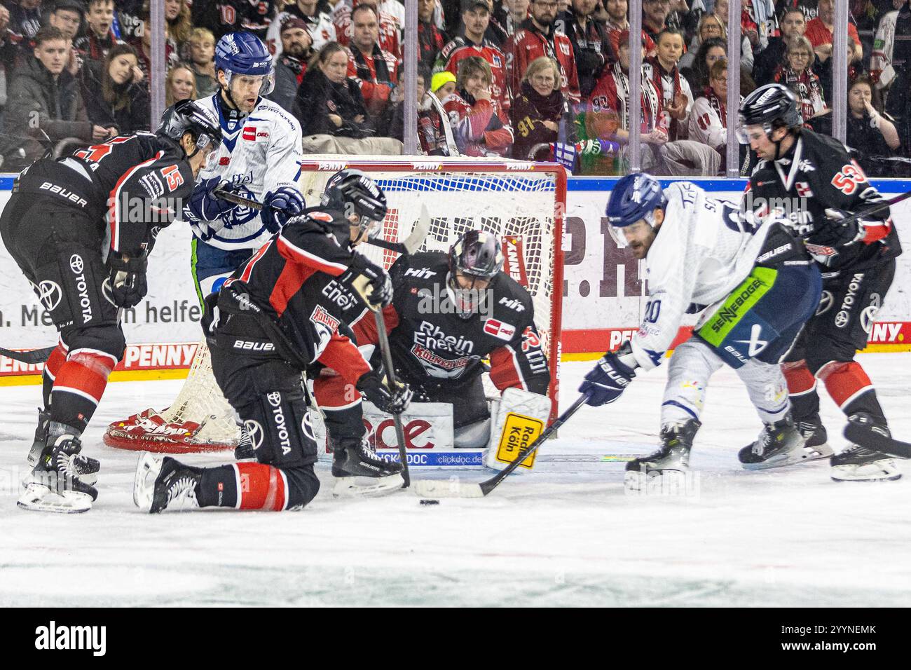 Taylor Leier (Straubing Tigers, #07) vor dem Tor von Mirko Pantkowski ...