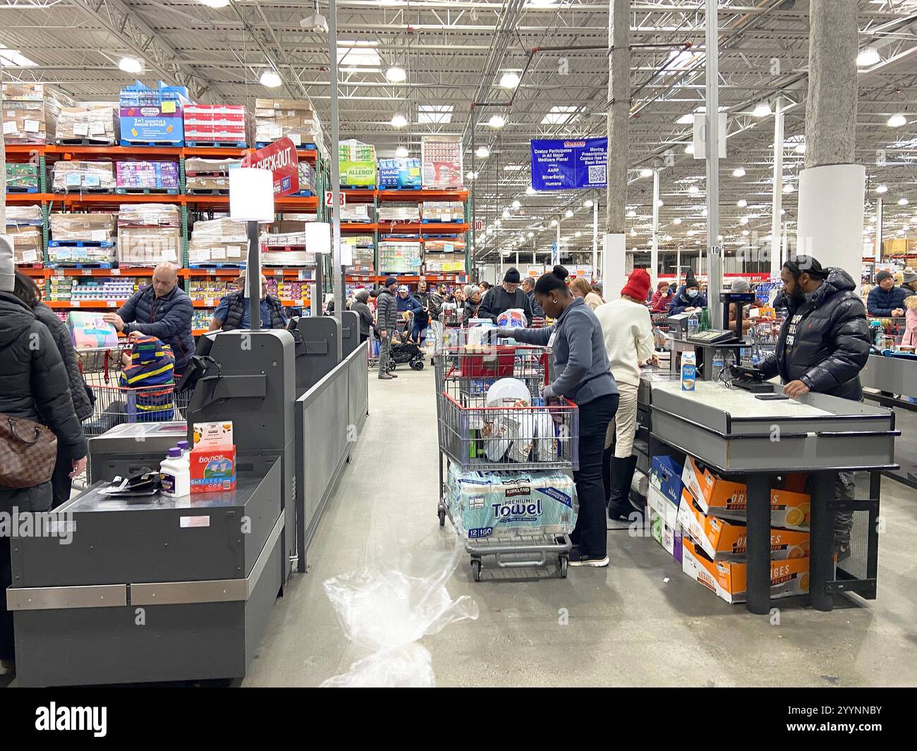 Costco store in busy holiday season, last Sunday before Christmas, at ...