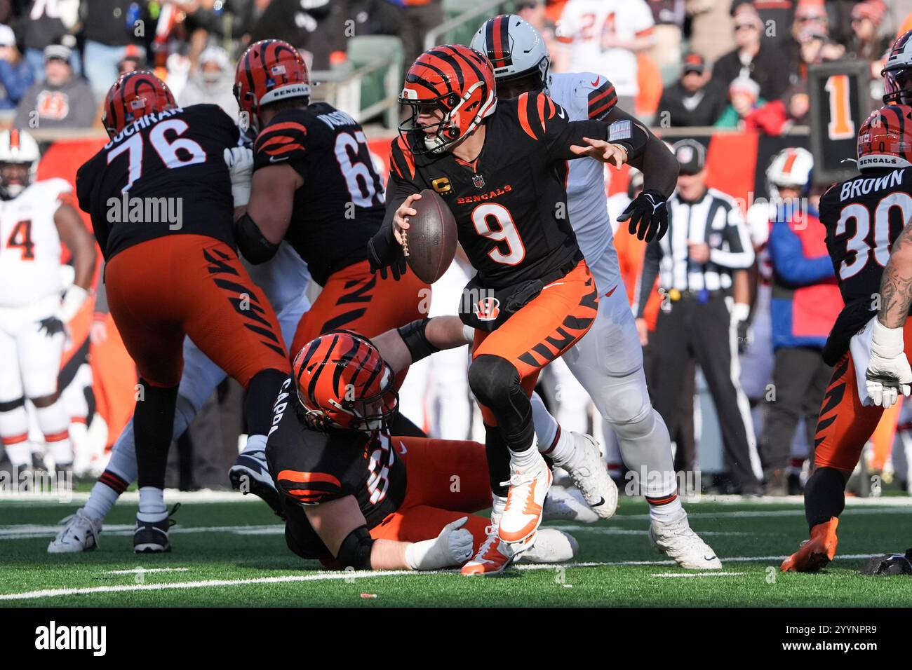 Cincinnati Bengals quarterback Joe Burrow (9) scrambles during the ...