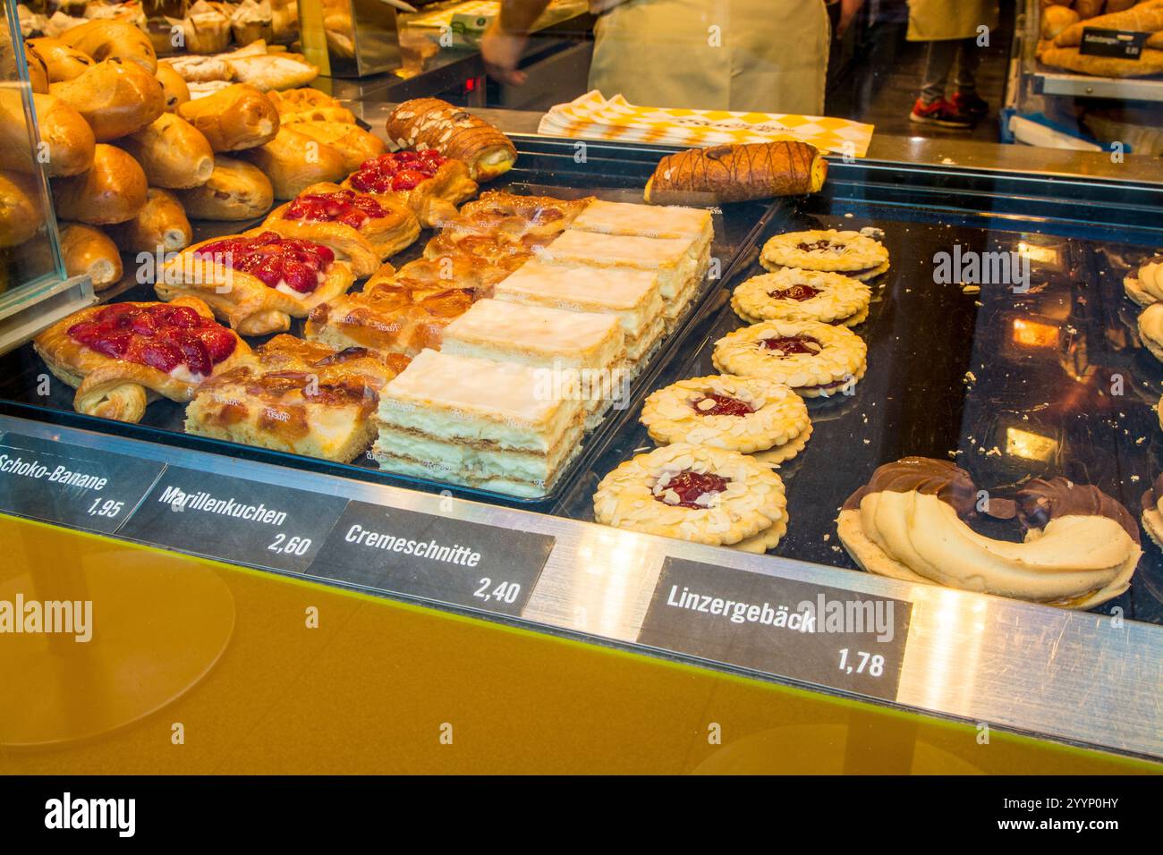 Pasteries strudel cake in bakery, Old Town, Innsbruck, Tyrol, Austria ...