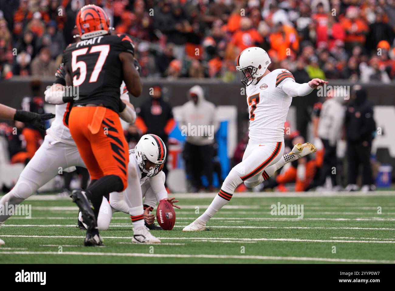Cleveland Browns place kicker Dustin Hopkins (7) kicks a failed field ...