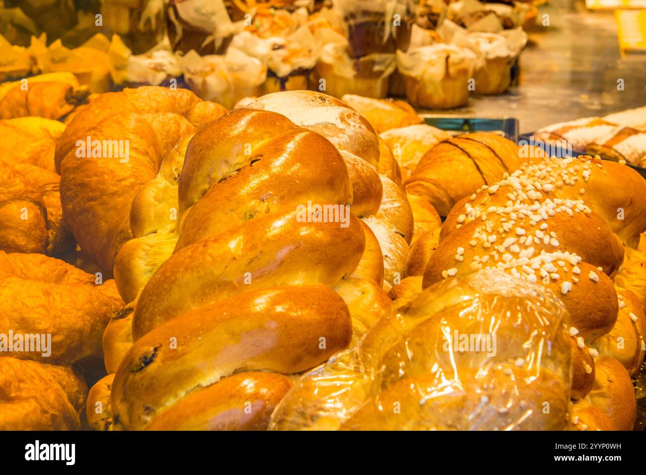 Pasteries & bread in bakery, Old Town, Innsbruck, Tyrol, Austria Stock ...