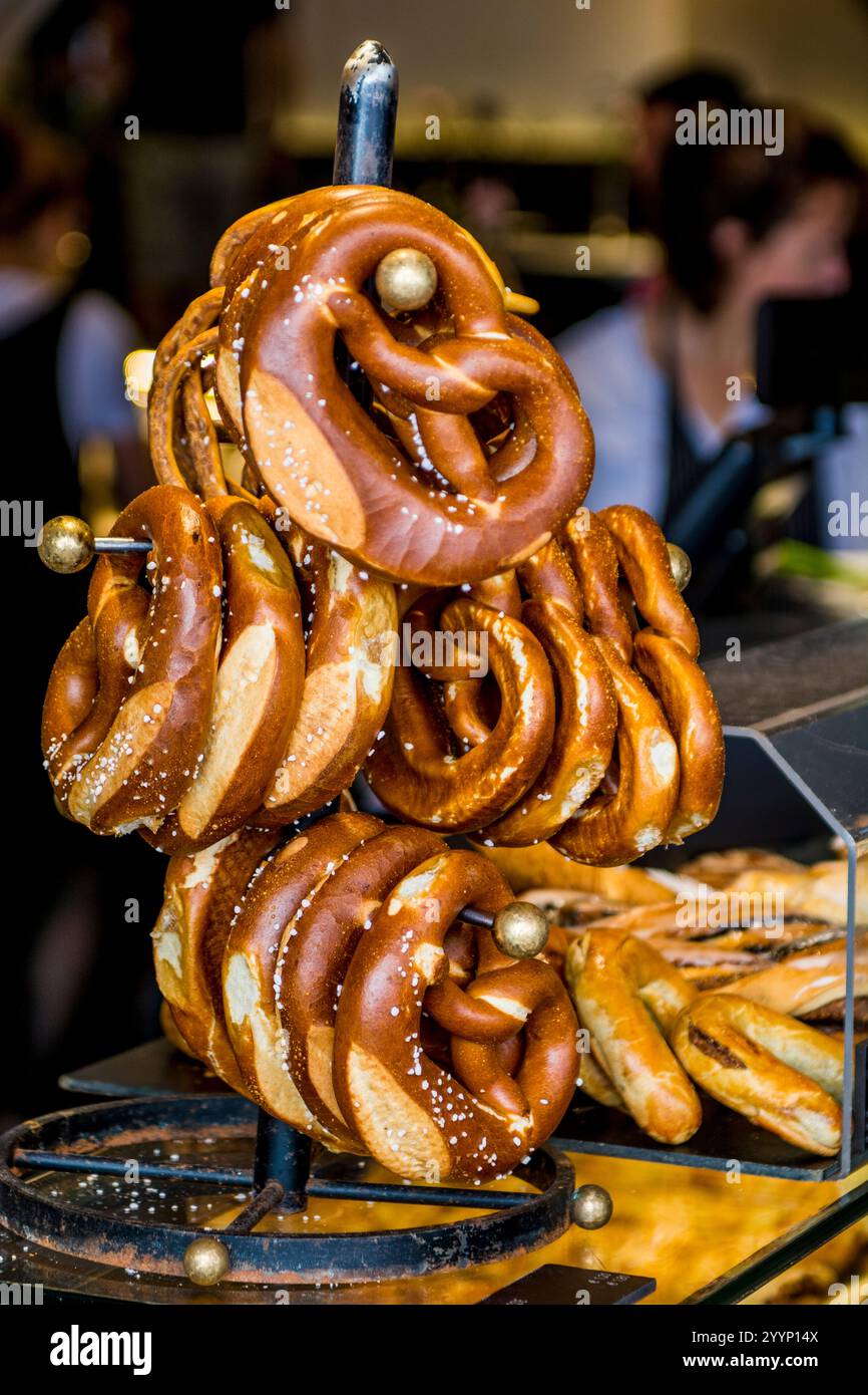Pasteries pretzels in bakery, Old Town, Innsbruck, Tyrol, Austria Stock ...