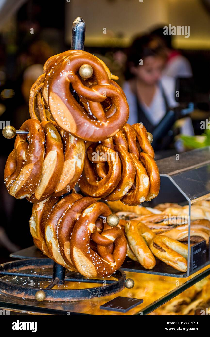 Pasteries pretzels in bakery, Old Town, Innsbruck, Tyrol, Austria Stock ...