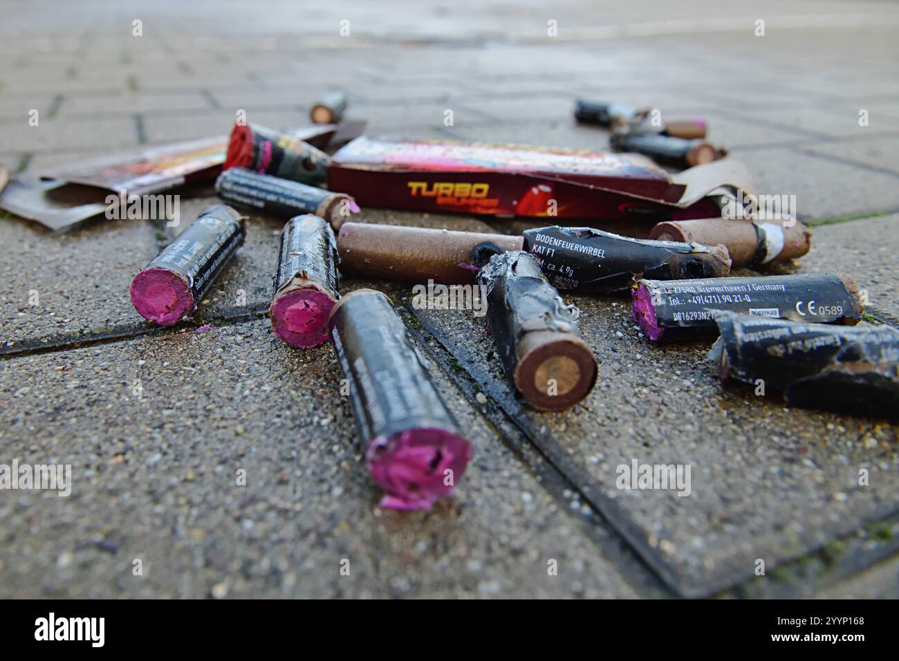 22.12.2024 Böllermüll Abgebrannte Feuerwerkskörper auf der Strasse. Zum ...