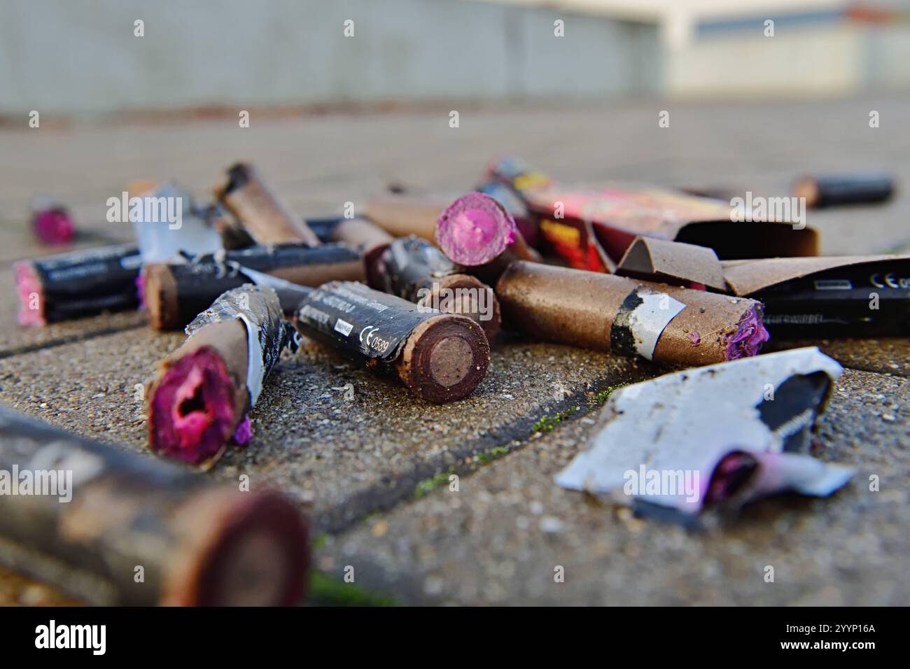 22.12.2024 Böllermüll Abgebrannte Feuerwerkskörper auf der Strasse. Zum ...