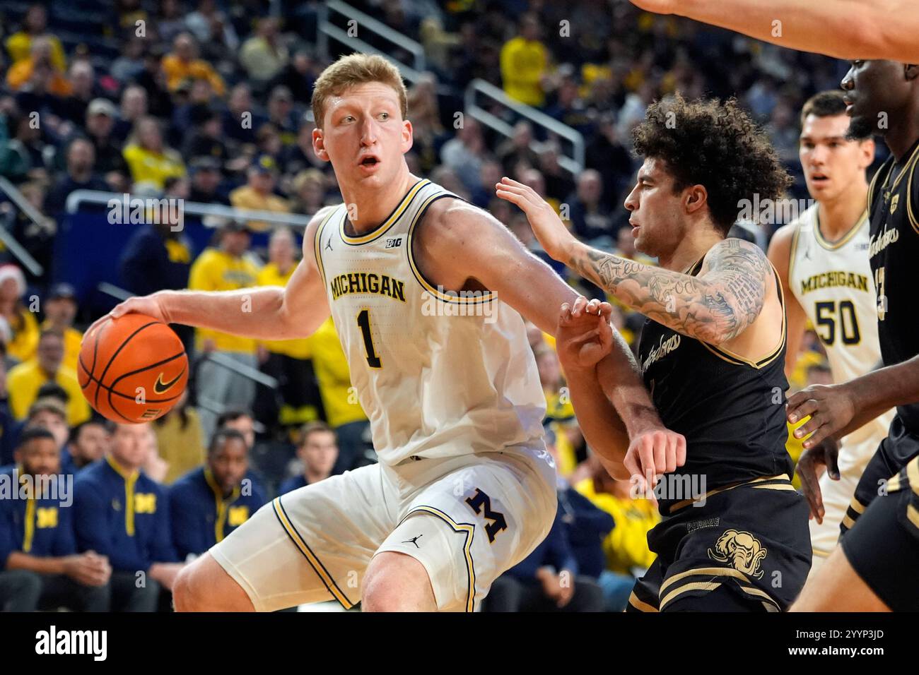 Michigan center Danny Wolf (1) looks to pas the ball during the second ...