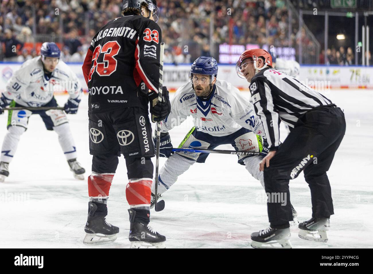 Justin Scott (Straubing Tigers, #20) vs Tim Wohlgemuth (Koelner Haie ...
