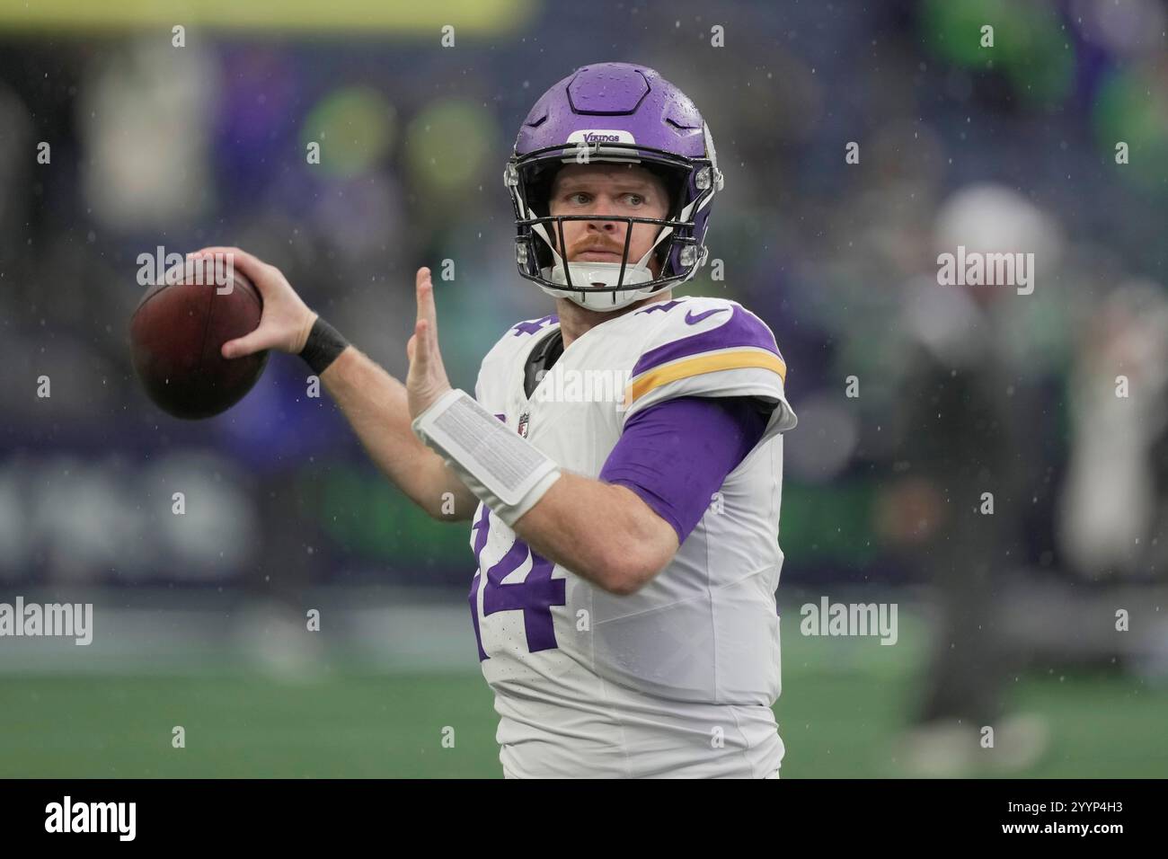 Minnesota Vikings quarterback Sam Darnold warms up before an NFL ...