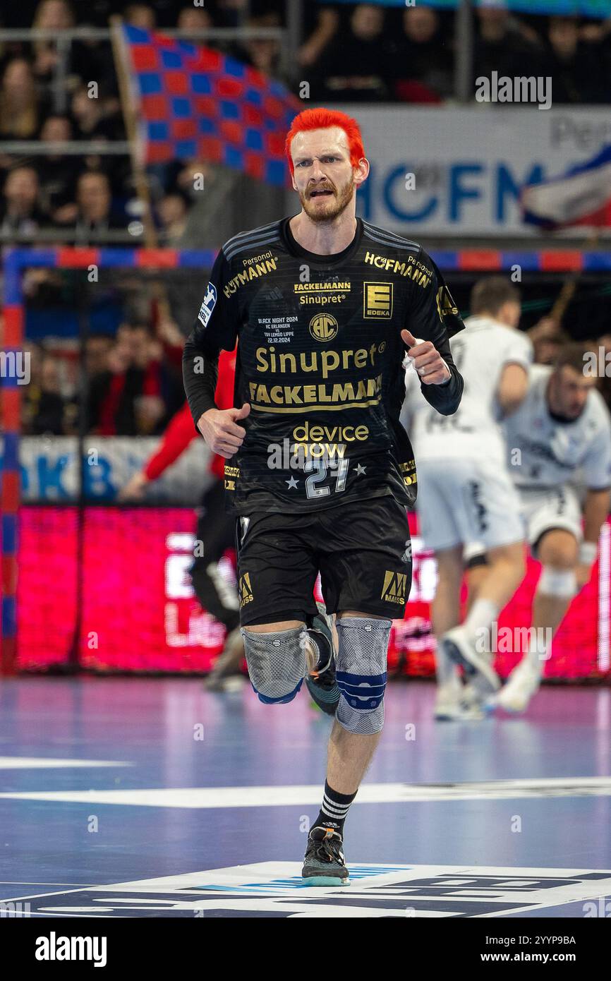 Antonio Metzner (HC Erlangen, #27) mit rot gefaerbten Haaren. HC ...