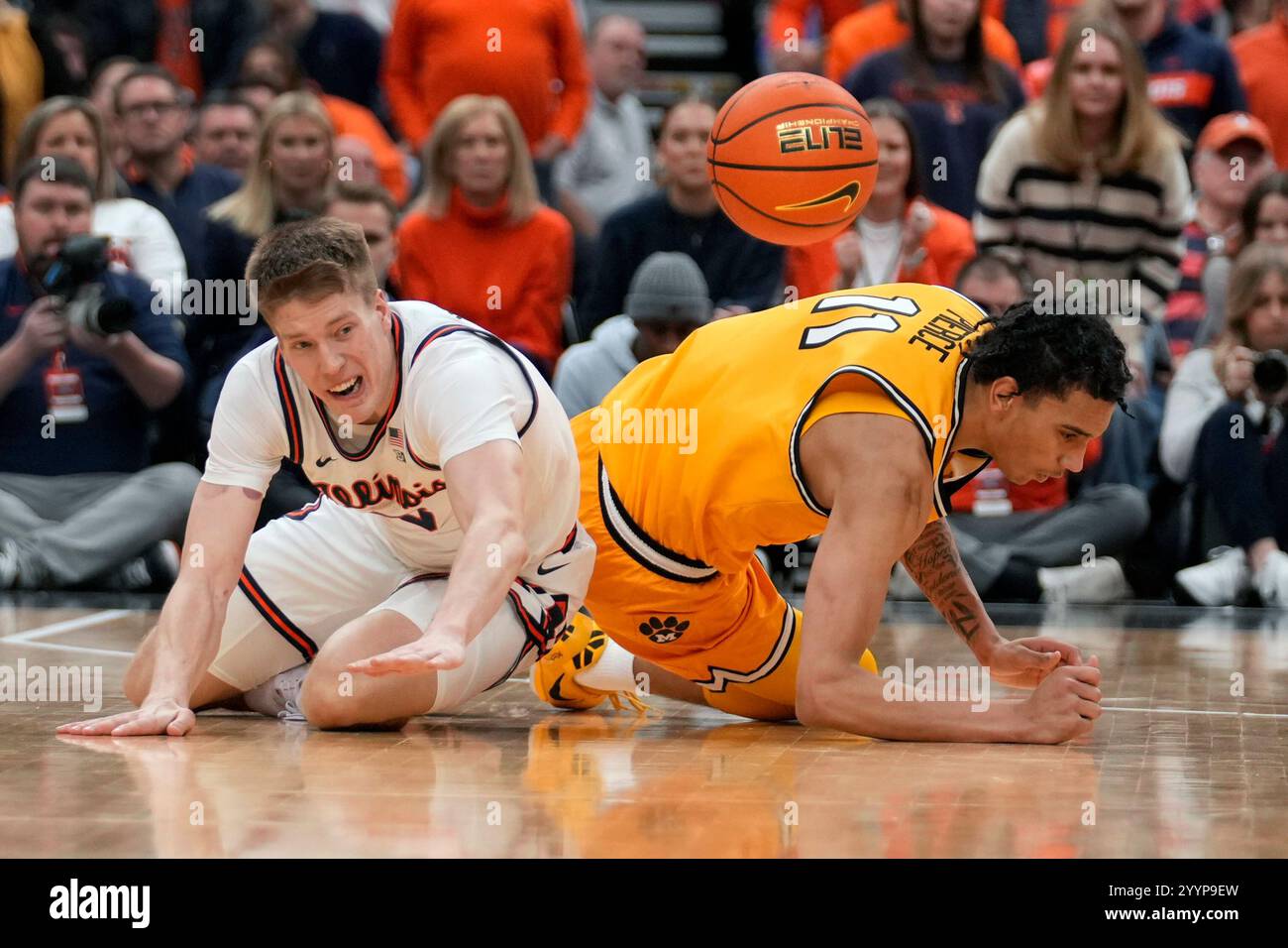Illinois' Ben Humrichous, left, and Missouri's Trent Pierce dive after ...