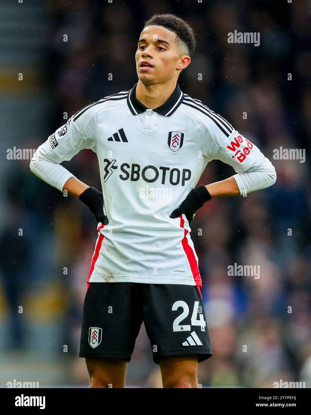 Joshua King of Fulham looks on during the Premier League match Fulham ...