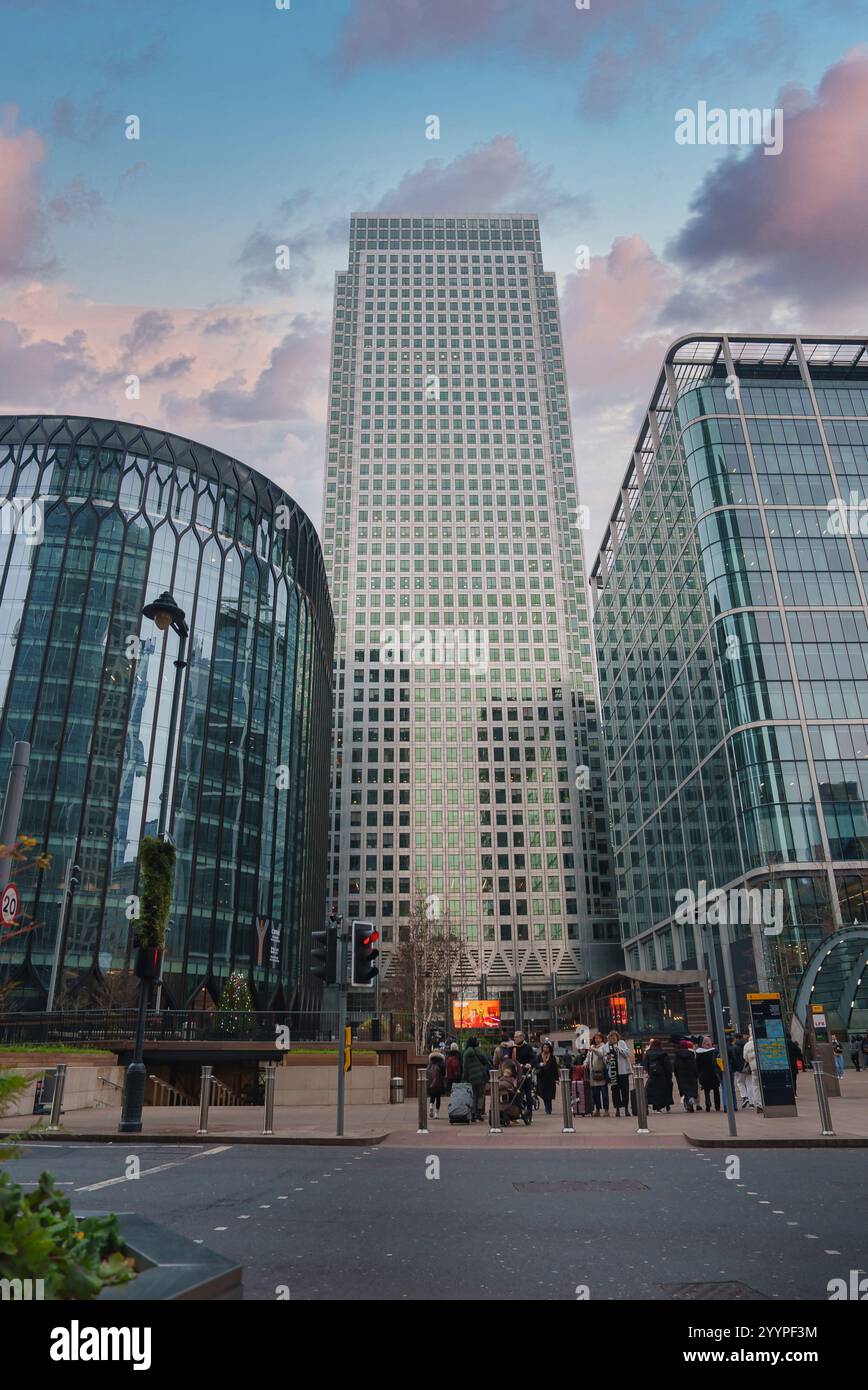 One canada square roof pyramid hi-res stock photography and images - Alamy