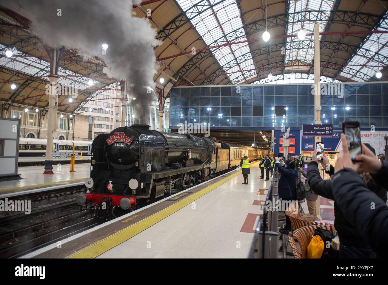 London, UK. 21st Dec, 2024. People take photos of the departure Santa ...
