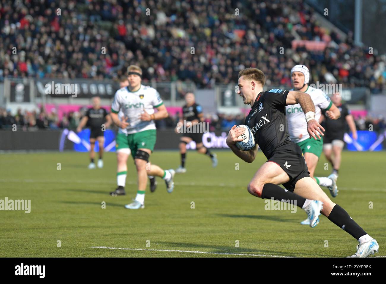 Fergus Burke of Saracens drives forward with the ball during the ...