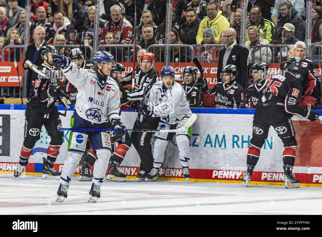 Koeln, Deutschland. 22nd Dec, 2024. Tim Brunnhuber (Straubing Tigers ...
