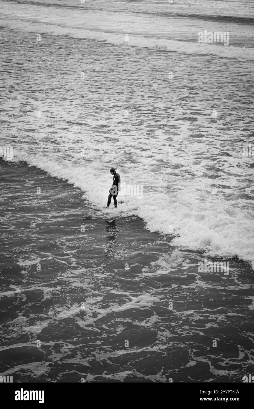 Surf surfing wave riding Black and White Stock Photos & Images - Alamy