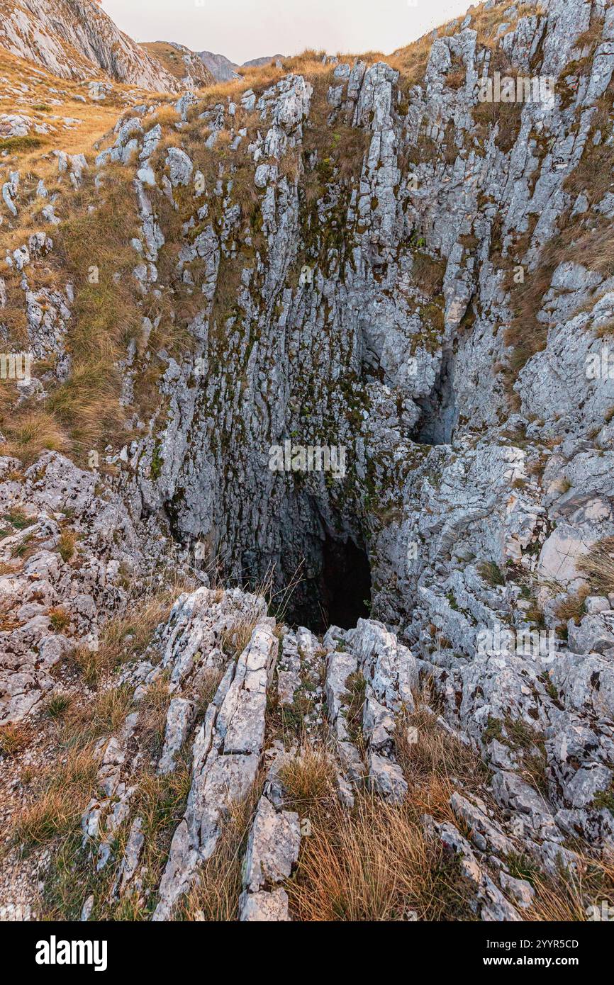 Vertical cave hi-res stock photography and images - Alamy