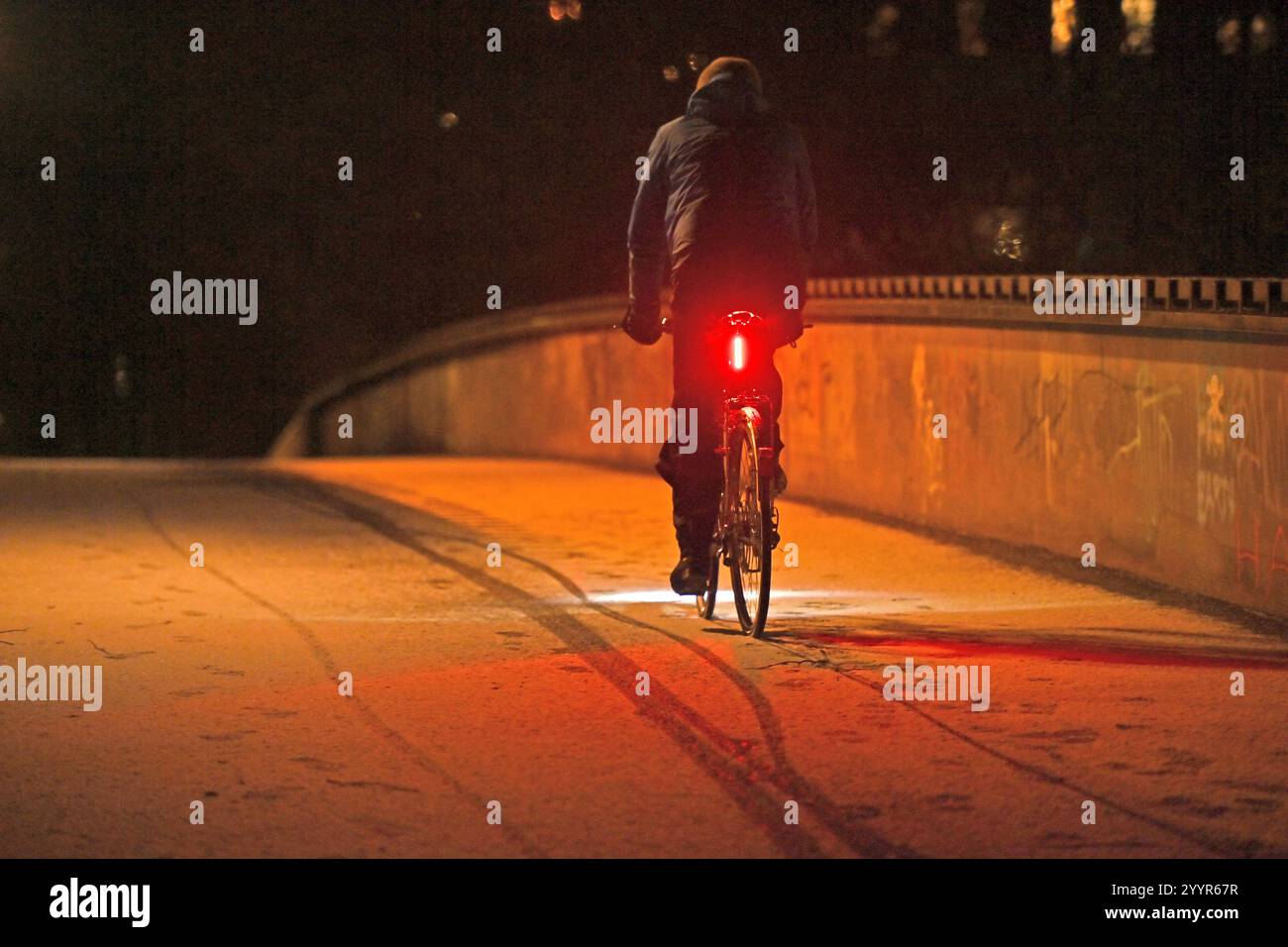 Wetterbild am 22.12.2024. Ein Radfahrer faehrt ueber eine schneebeckte ...