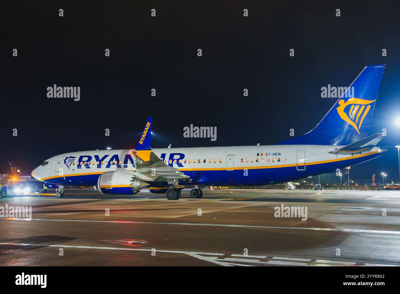 Stationary vehicles at night hi-res stock photography and images - Alamy