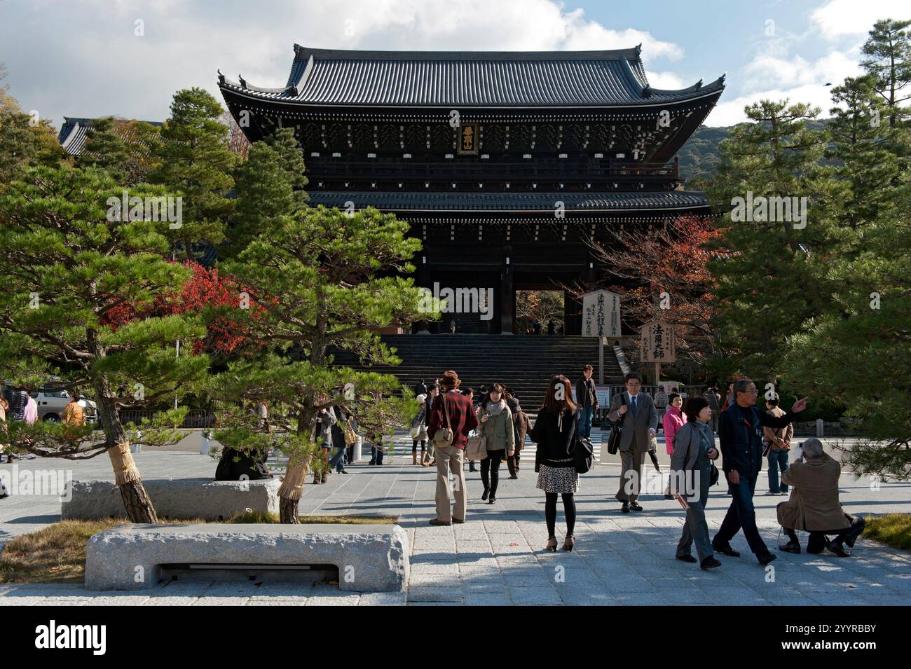 The massive main entrance gate to Chionin Temple is the largest wooden ...