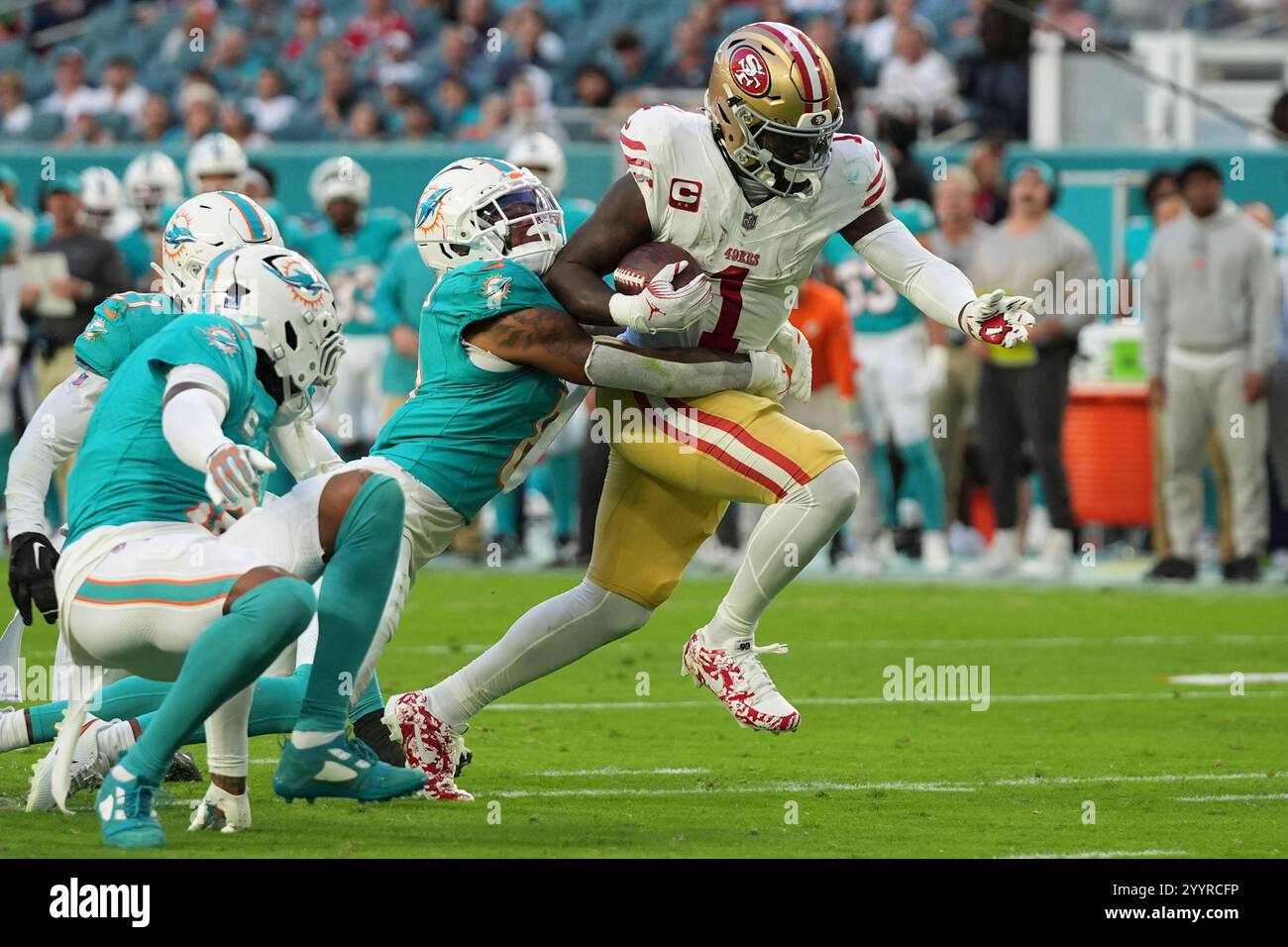 San Francisco 49ers wide receiver Deebo Samuel Sr. (1) runs for a ...