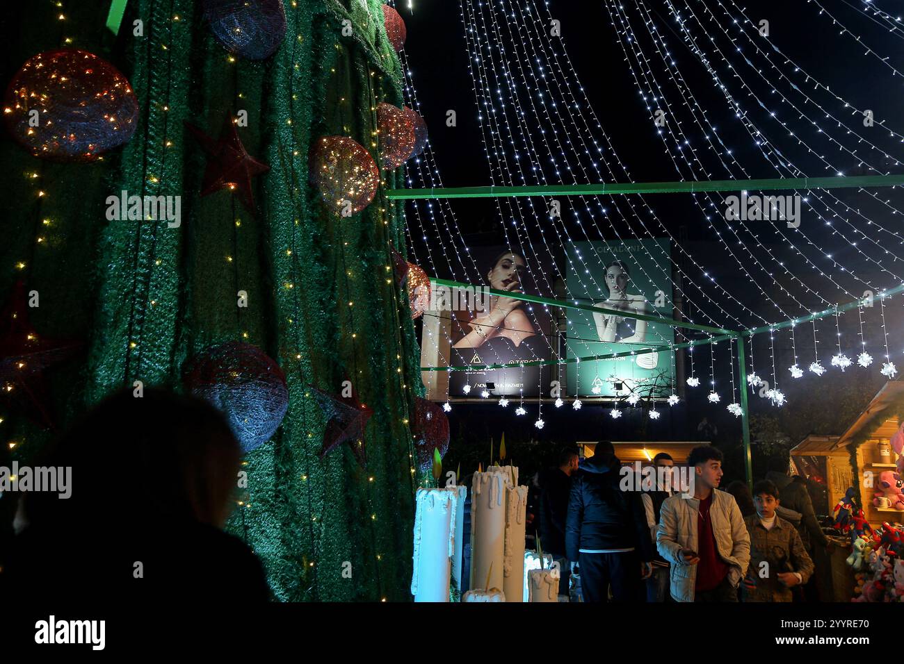 People gather christmas market hi-res stock photography and images - Alamy