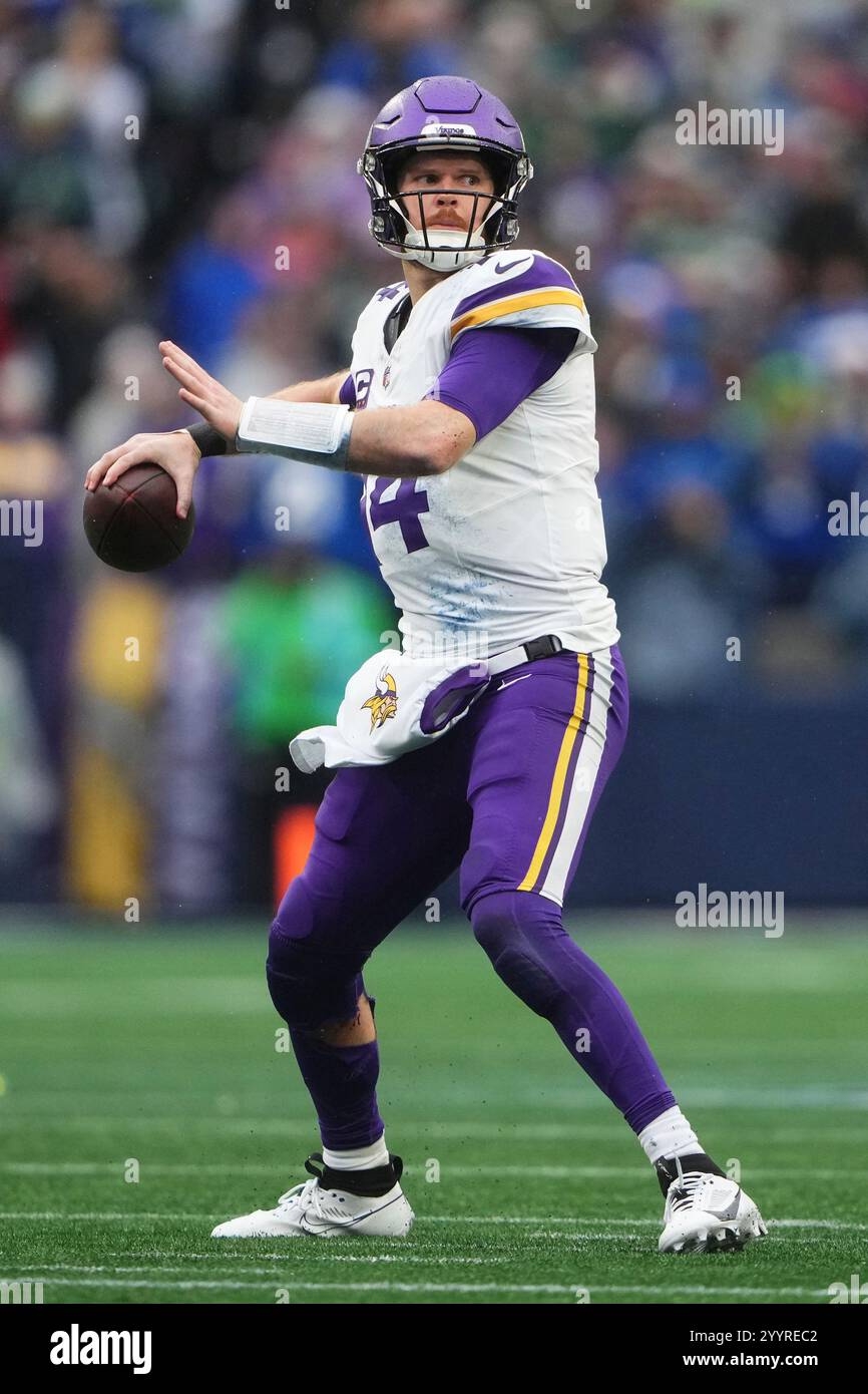 Minnesota Vikings quarterback Sam Darnold (14) passes during the first ...