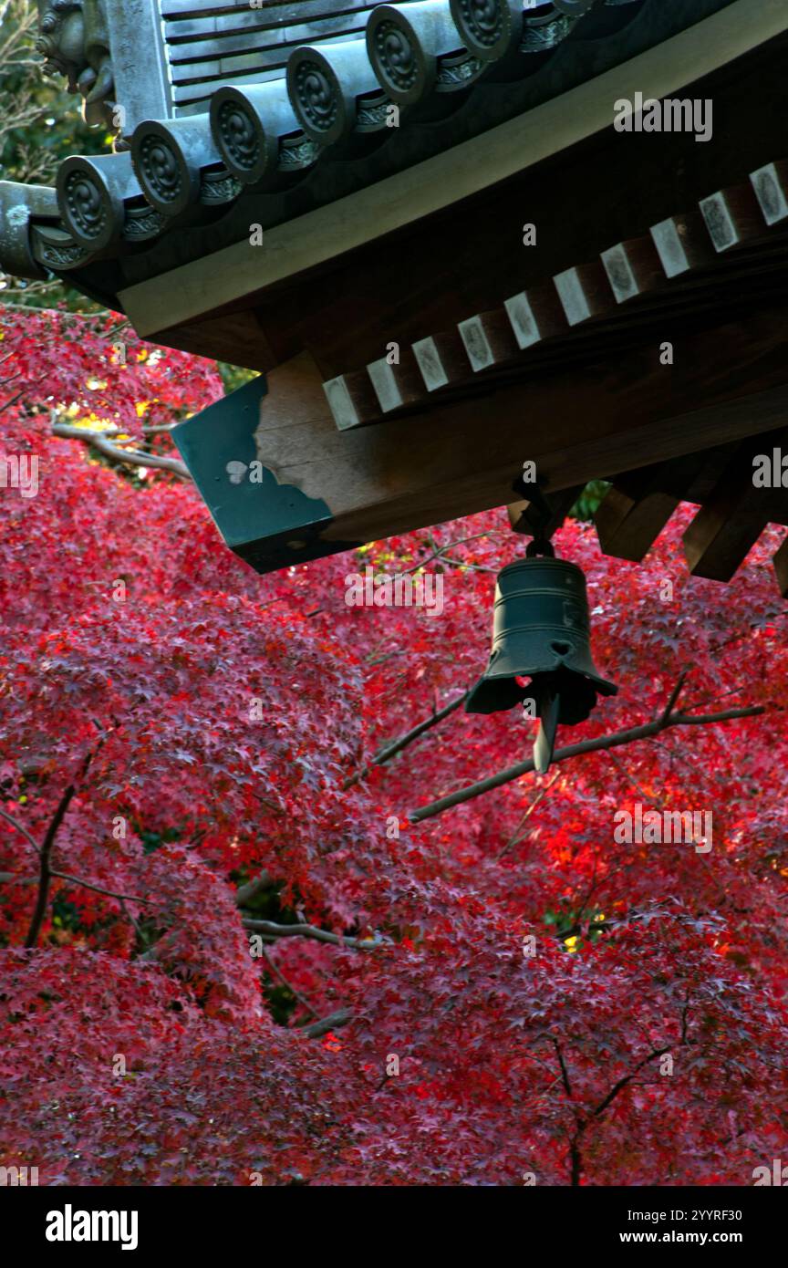 Japanese temple eave bell hi-res stock photography and images - Alamy