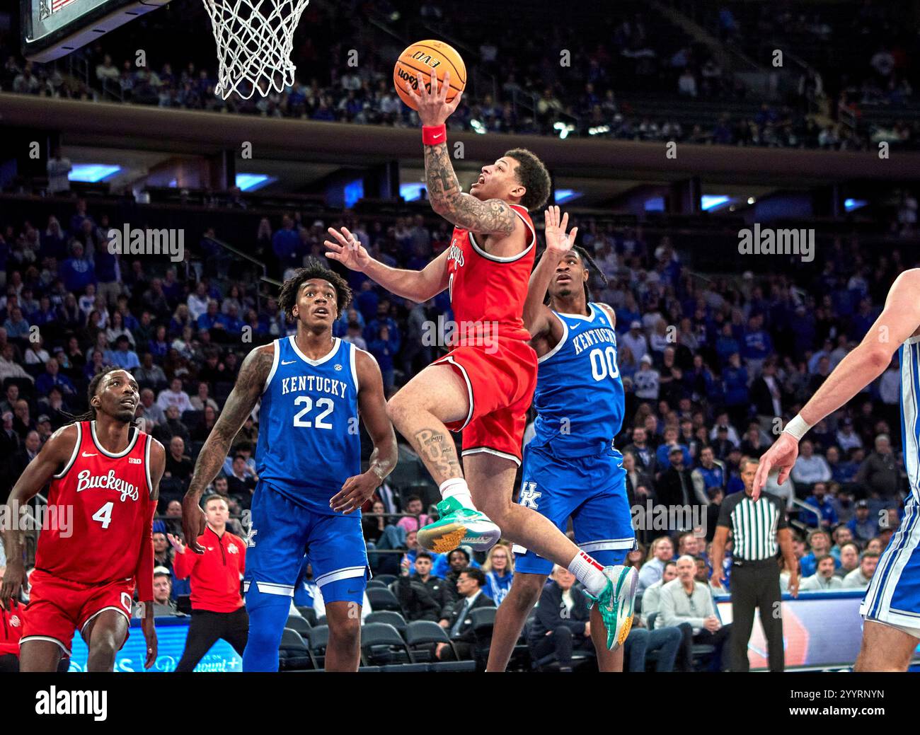 Ohio State Buckeyes guard John Mobley Jr. (0) drives to the basket ...