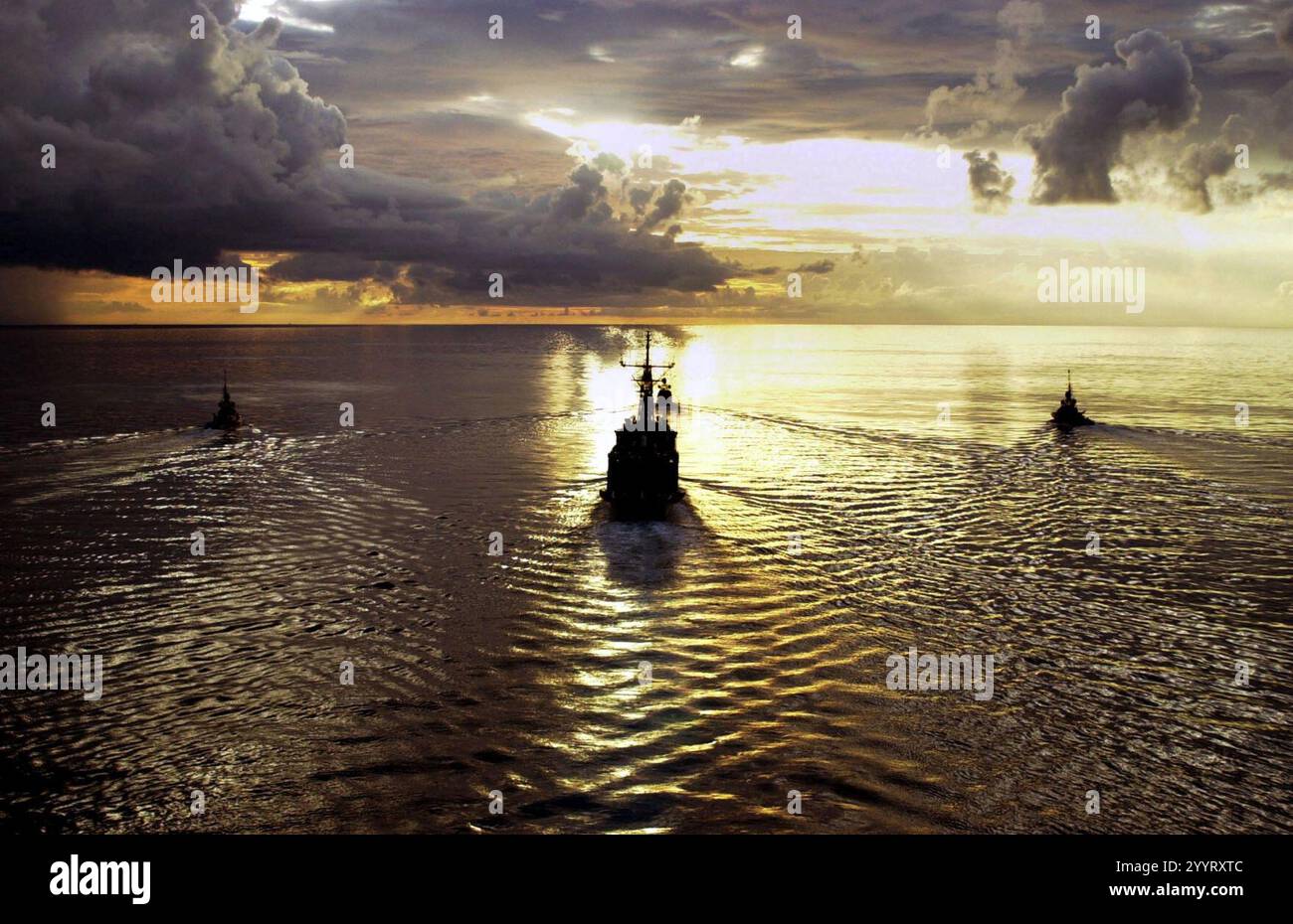 DN-SD-04-13088 Stern view of Republic of Singapore Navy and United ...