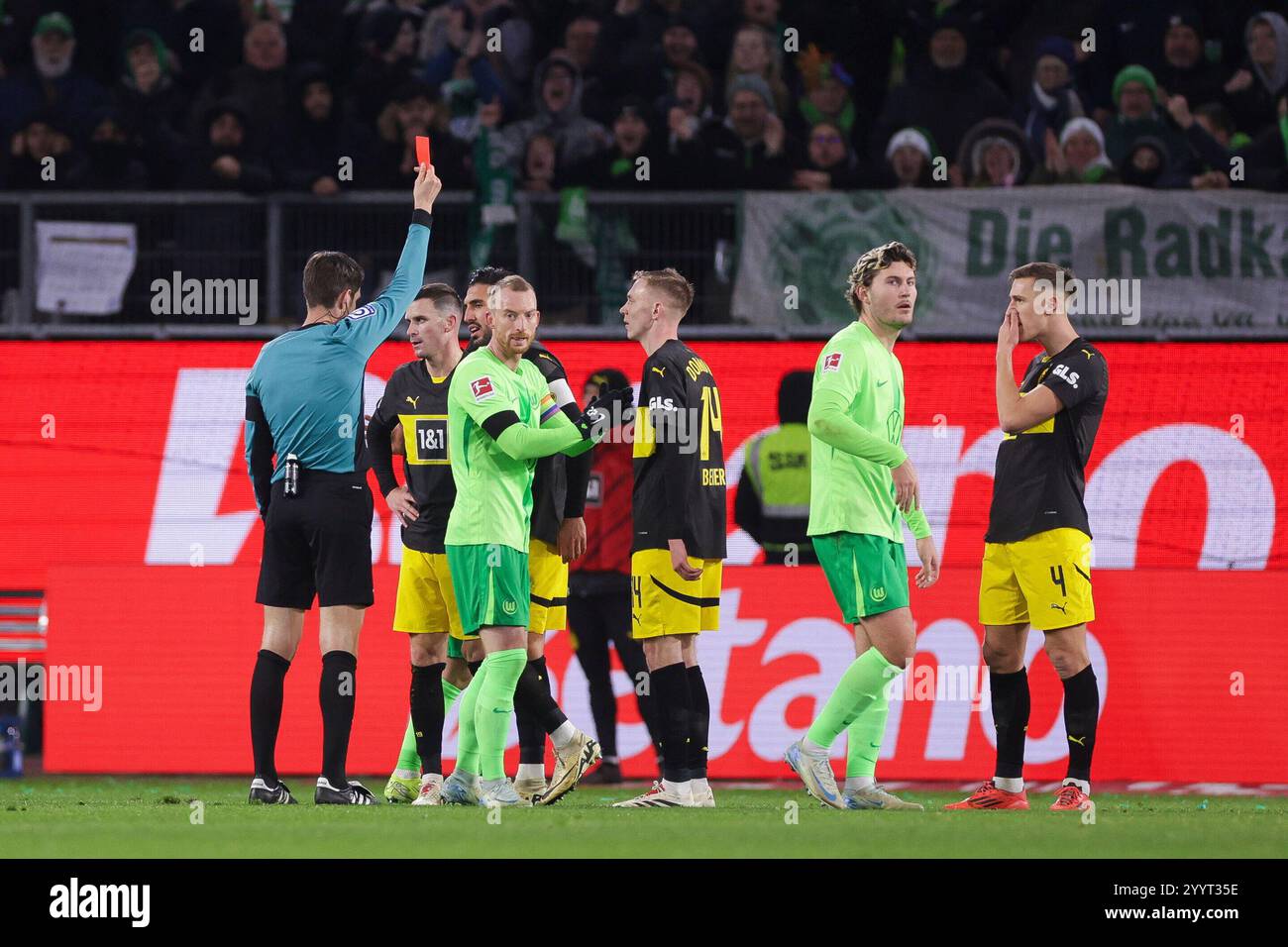 Wolfsburg, Deutschland. 22nd Dec, 2024. 22.12.2024, 1. Bundesliga, 15 ...