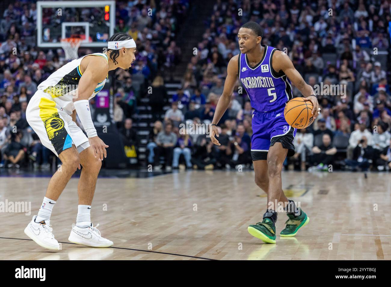 Sacramento Kings guard De'Aaron Fox (5) dribbles upcourt with Indiana ...
