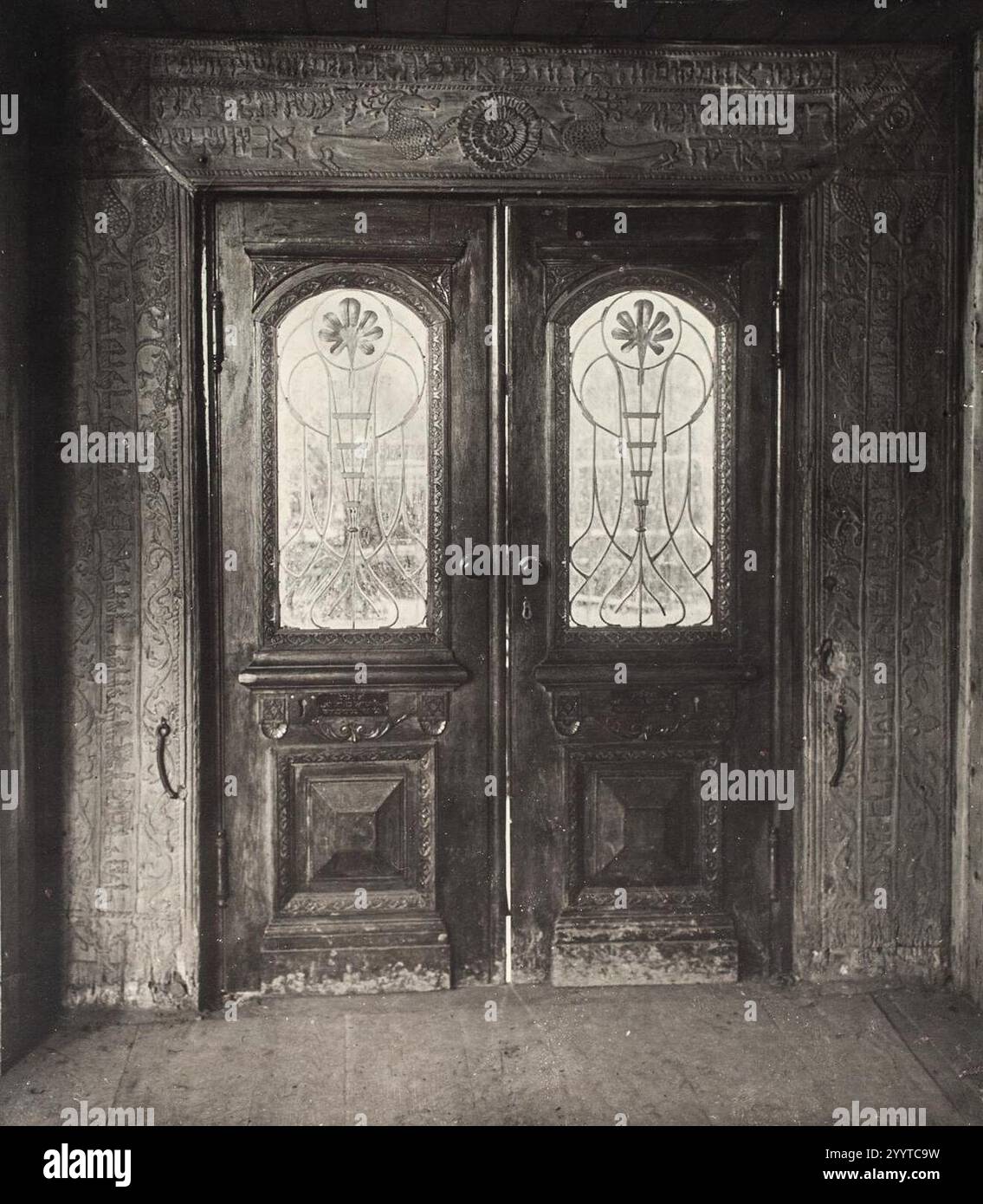 Door of the wooden synagogue in Khodoriv 02 Stock Photo - Alamy