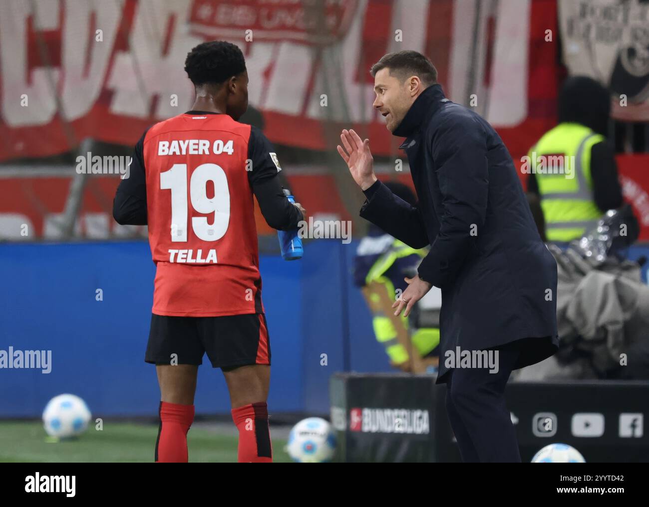 Nathan Tella (Bayer), head coach Xabier Alonso Olano (Bayer ...