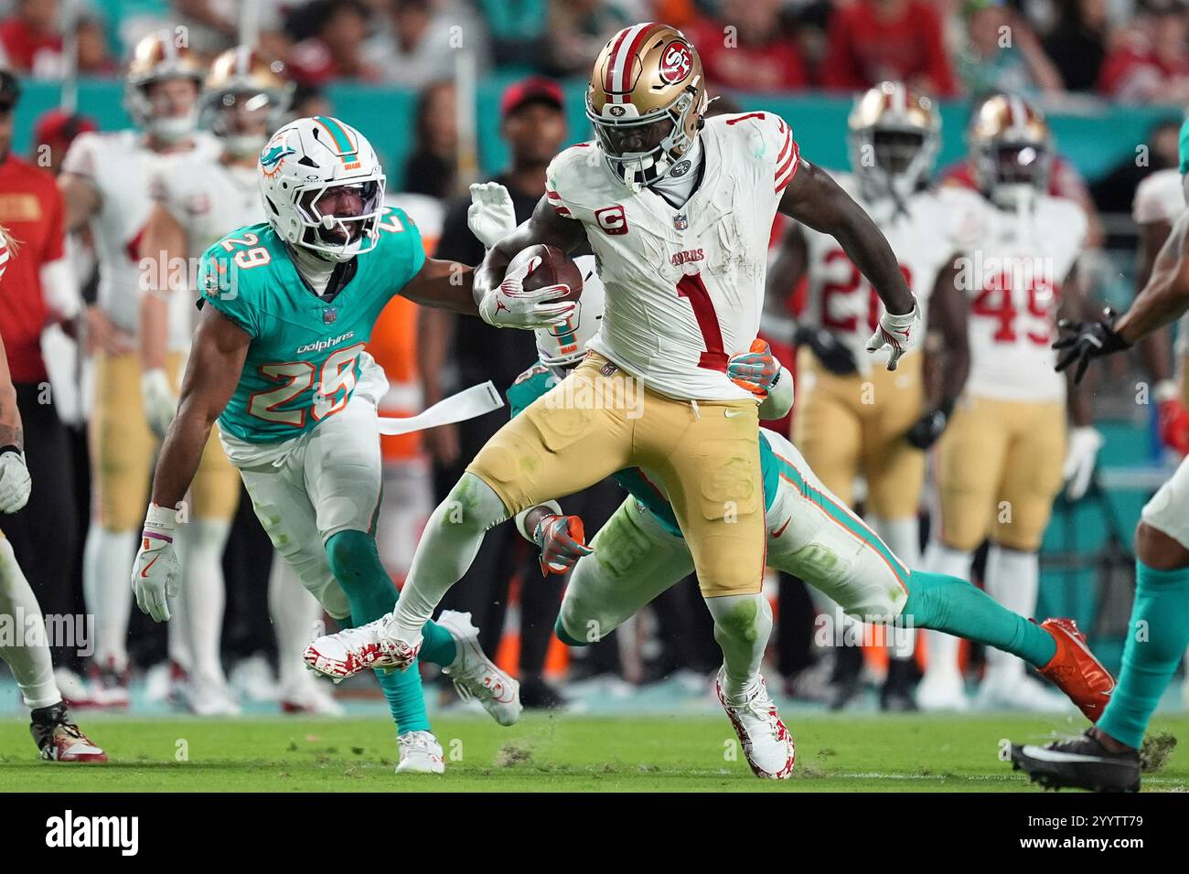 Miami Dolphins linebacker Anthony Walker Jr. (6) tackles San Francisco ...