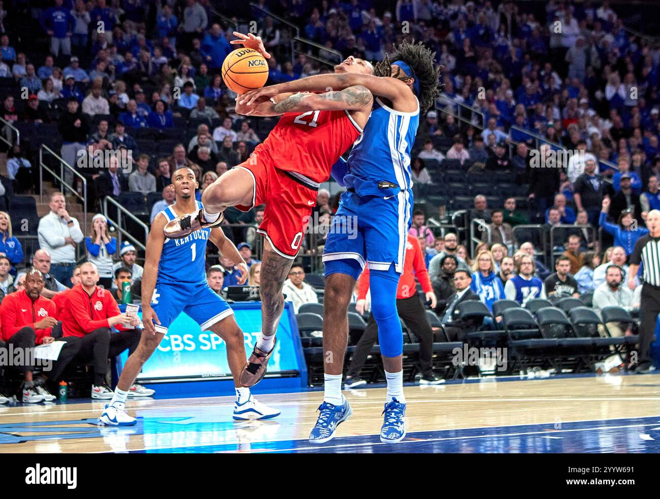 Ohio State Buckeyes forward Devin Royal (21) is fouled by Kentucky ...
