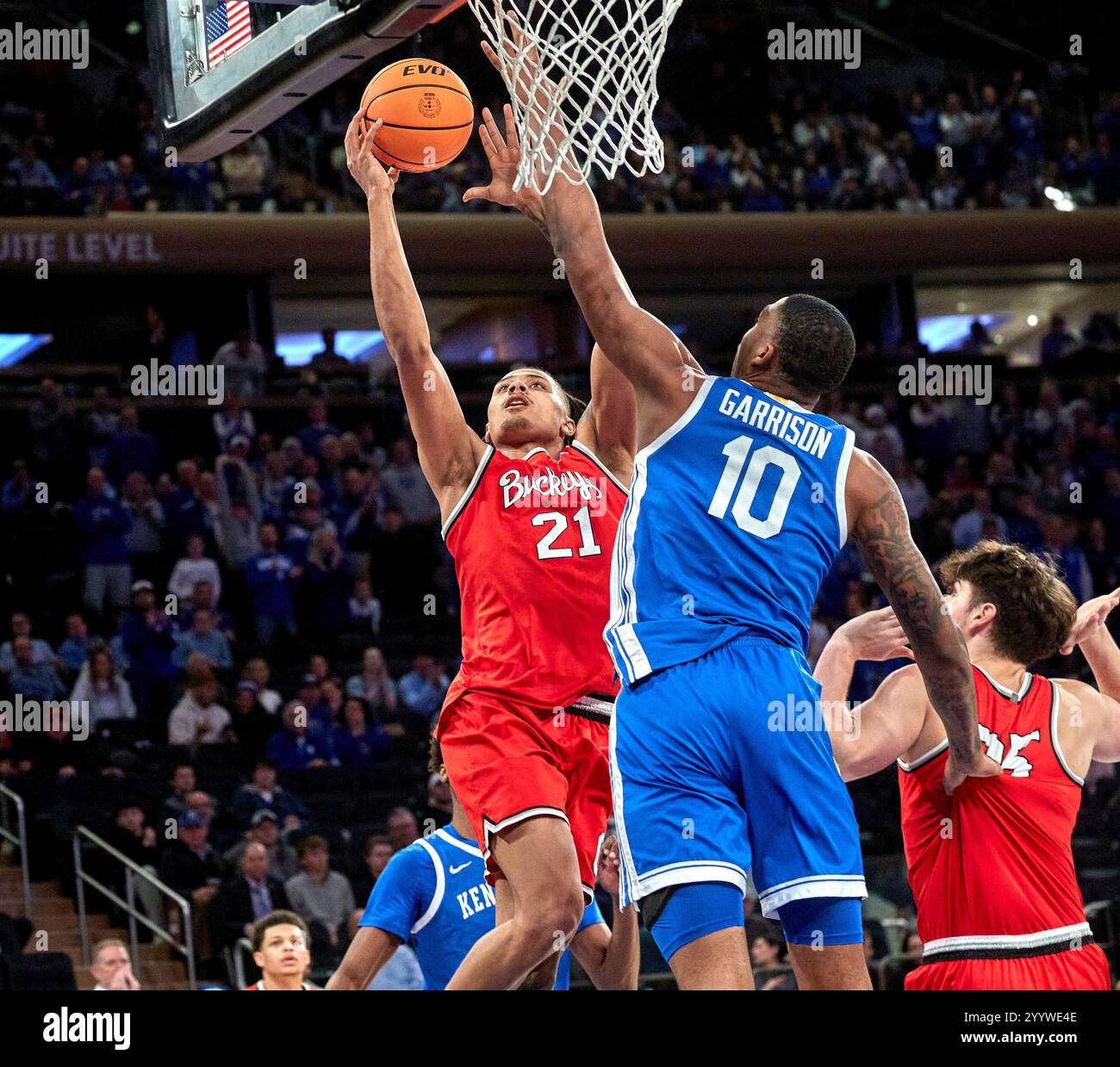 Ohio State Buckeyes forward Devin Royal (21) drives to the basket ...