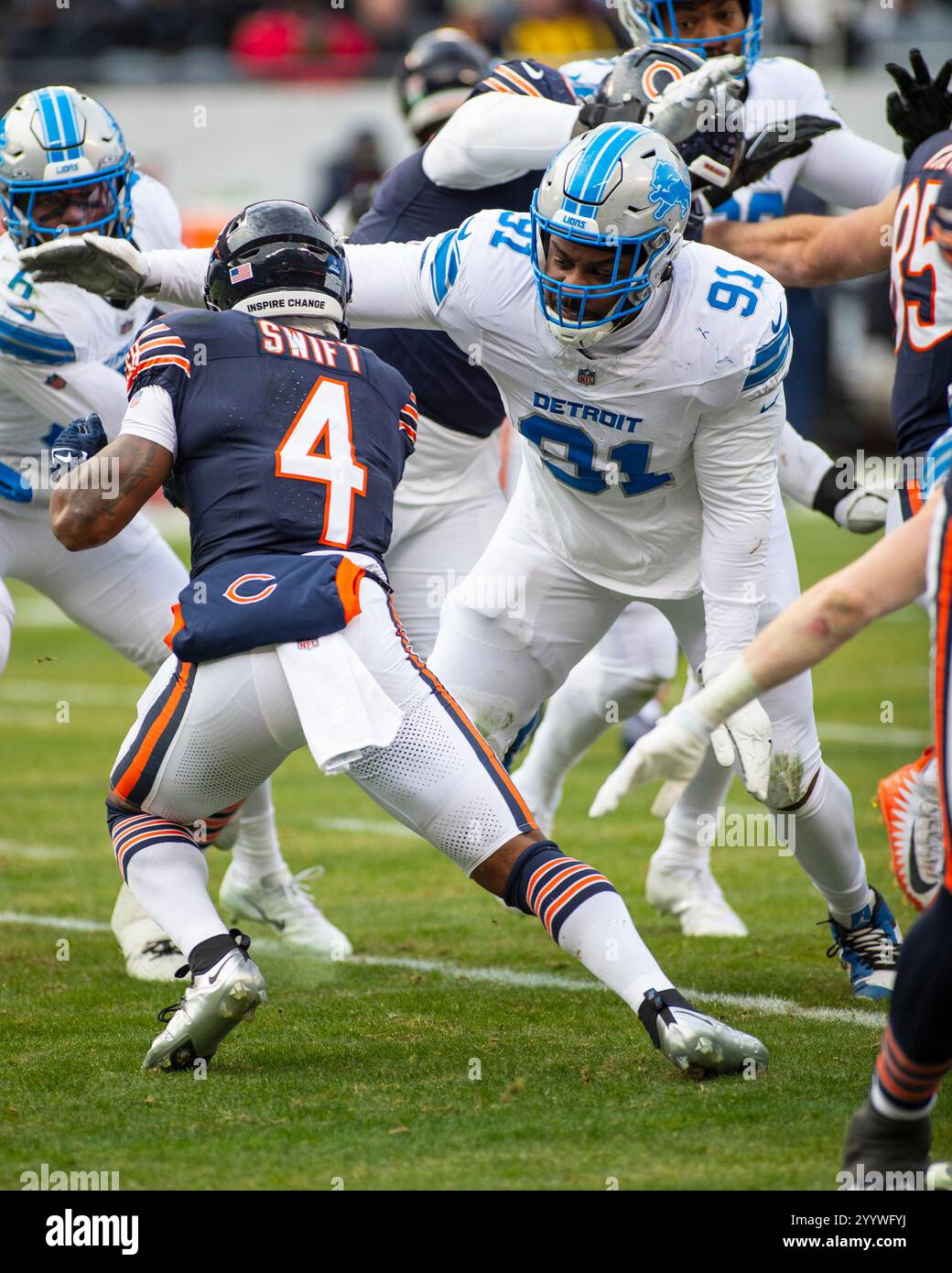 Chicago Bears D'Andre Swift (4) tries to avoid Detroit Lions Levi ...