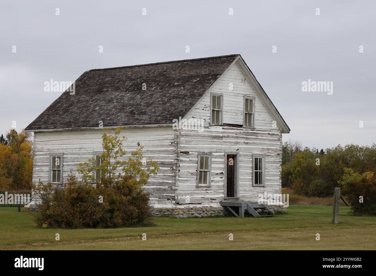 abandoned house falling into disrepair Stock Photo - Alamy