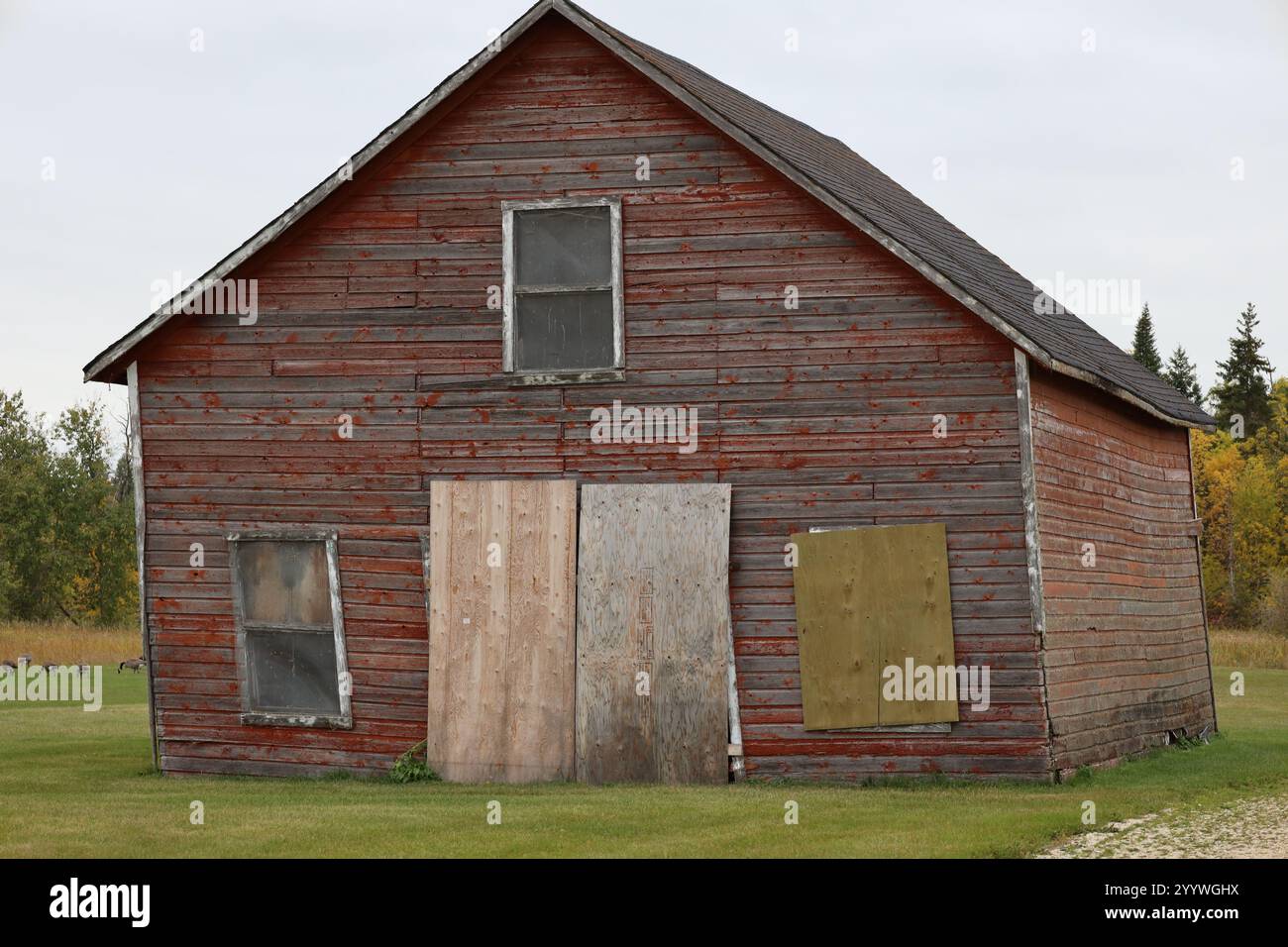 abandoned farm house beginning to tilt Stock Photo - Alamy