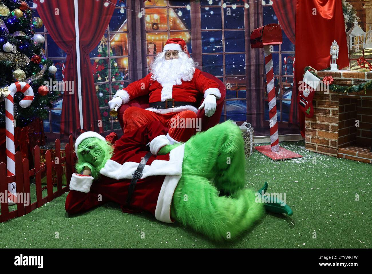 in the photo Santa's house with the intruder the Grinch finally reborn ...