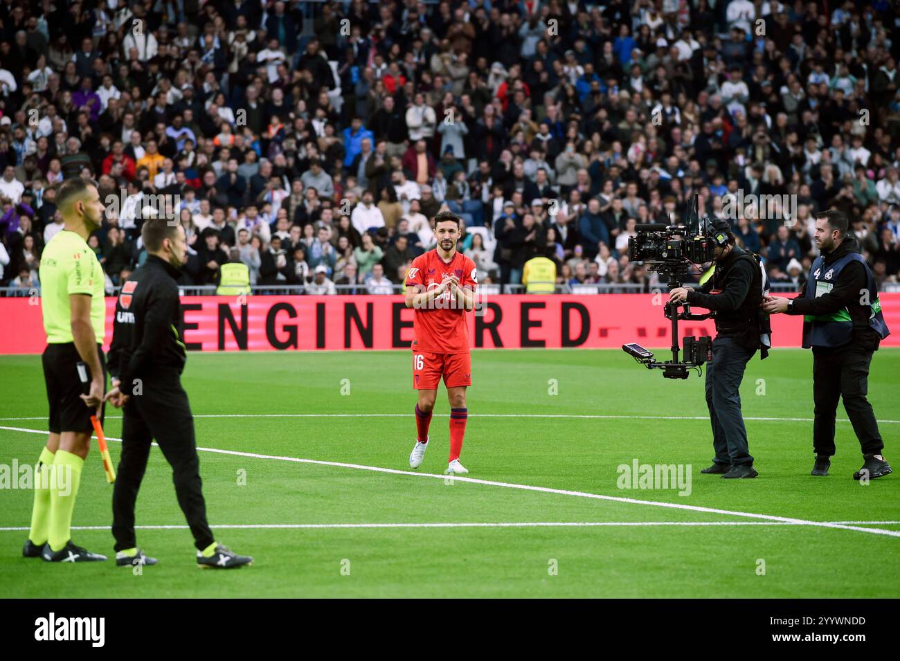 Madrid, Spain. 22nd Dec, 2024. Jesus Navas (C) of Sevilla FC applauds ...